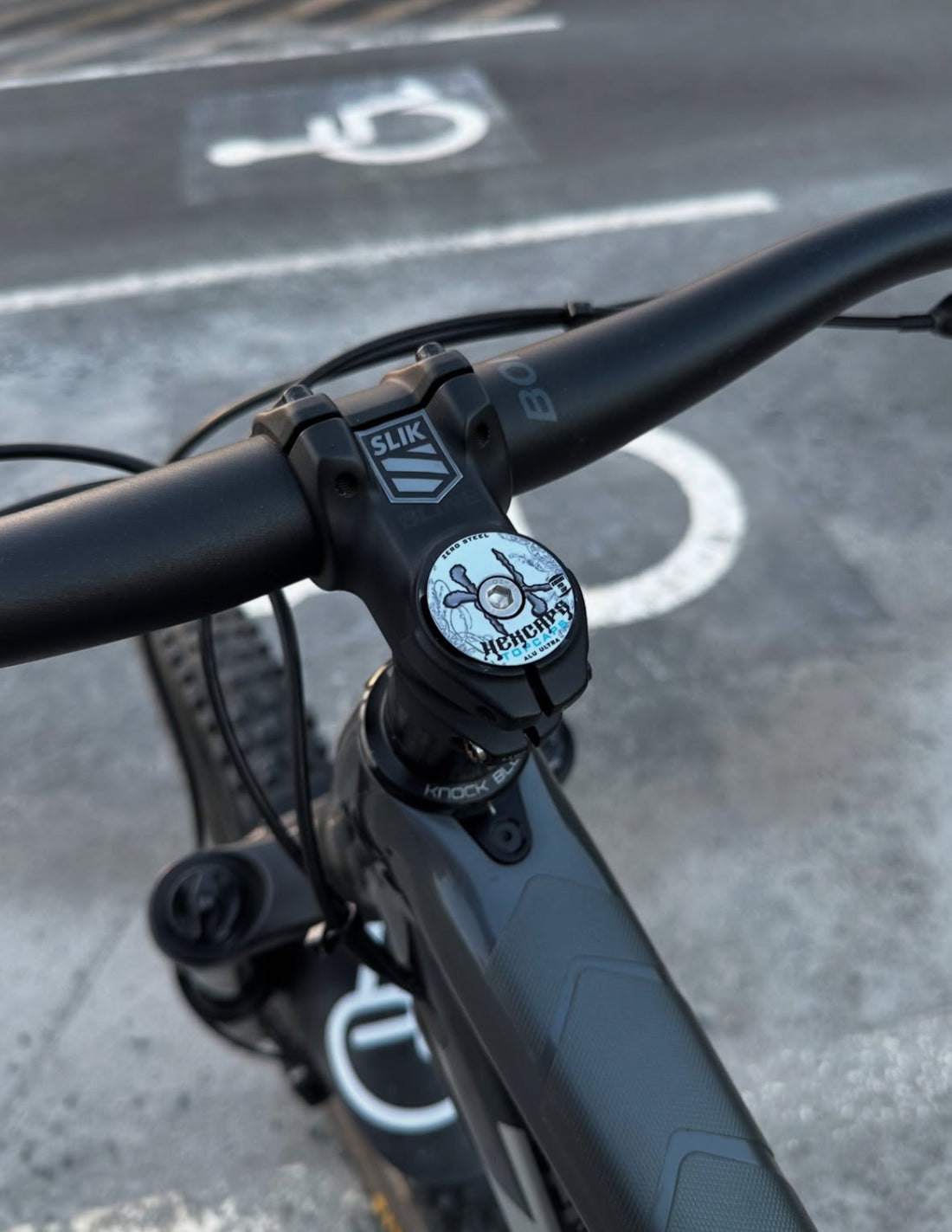 Black Bolt (Top cap bolt) – HEXCAPS